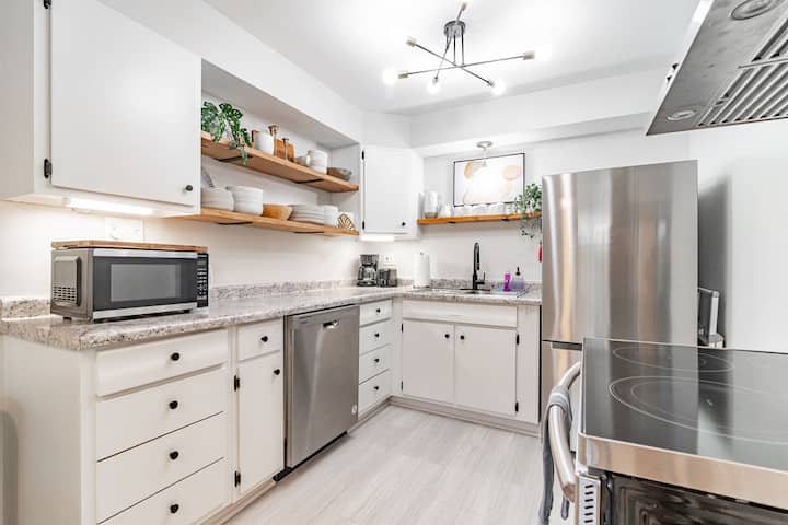 N. Central 2 Br W/ Private Home Gym Close To Osu. - Columbus, OH