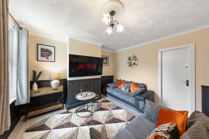 Chatham 4-bed Home | Contractors & Long Stays - Chatham