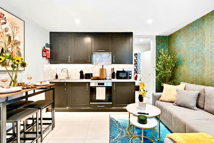 Brighton Work-ready Apartment | Central & Quiet - Brighton