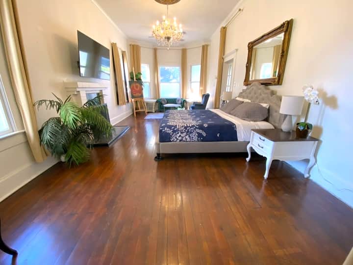Charming 5-bedroom Home, Walk To Beach & Casinos - Gulfport, MS