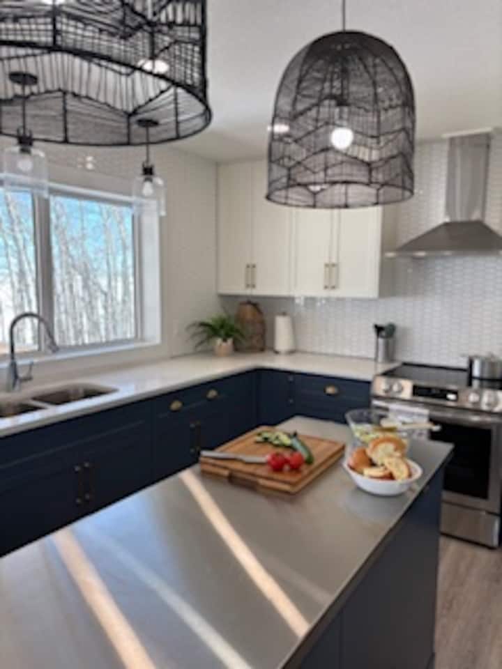 Life's A Beach Retreat-entire House Booking - Lac la Biche