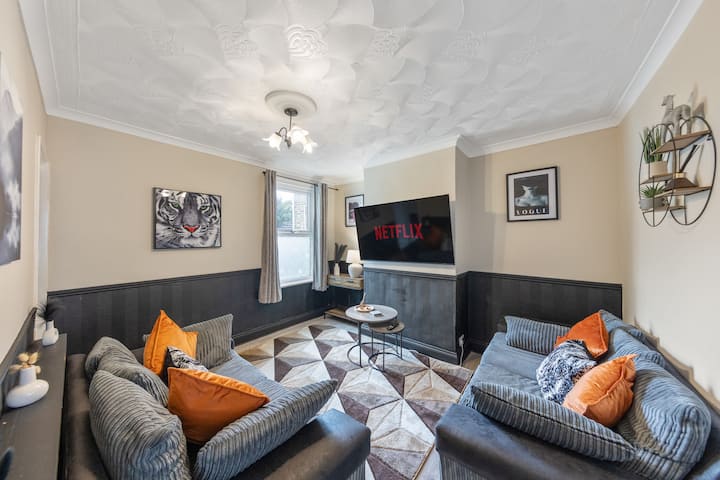 Contractor Friendly 4 Bedroom House | Chatham - Chatham