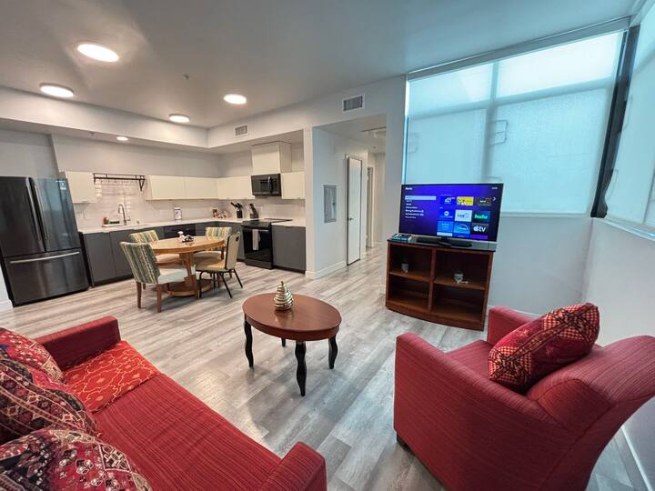 Stylish 𝓜𝓮𝓵𝓻𝓸𝓼𝓮 Apt W Rooftop, Free Parking - Hollywood, FL