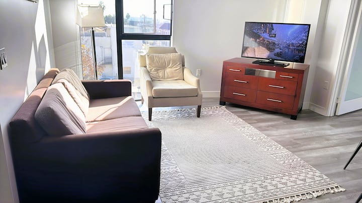Trendy 2br Melrose Apt W/ Rooftop & Free Parking - Hollywood, CA