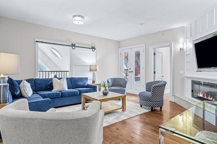 Mountain View Penthouse: 3br With Private Hot Tub! - Canada