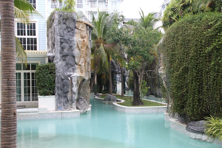 芭提雅Grand Florida带免费游泳池 · 温泉 · 桑拿 · 健身房水上花园公寓二楼E208 - Pattaya