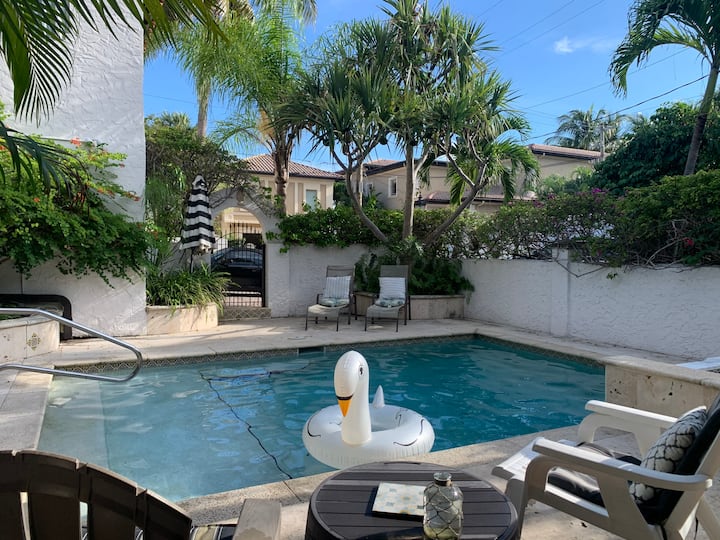 Pool House In A Perfect Location - Palm Beach, FL