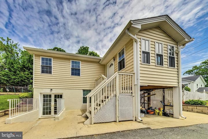 Spacious 4br Private Basement | Metrowalk - Rockville, MD