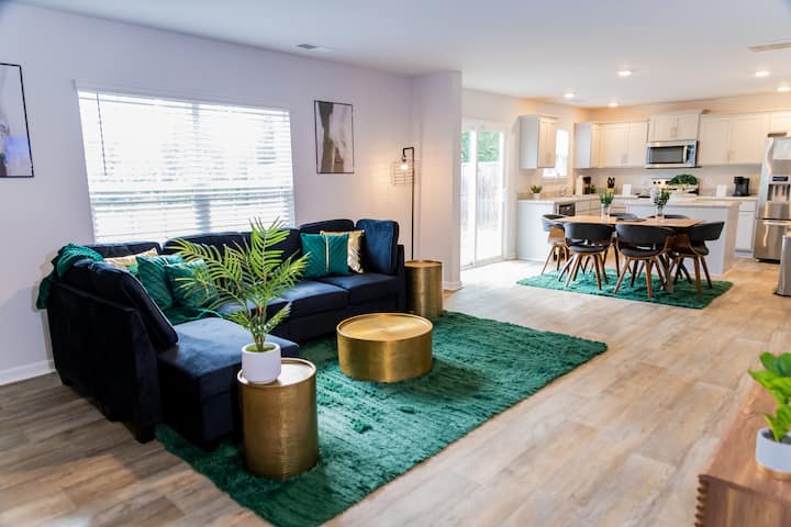 Roomy,open Floor Plan,king Suite,20 Mins To Elon! - Greensboro, NC