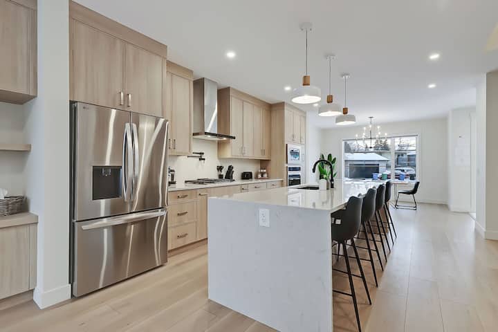 Spacious & Modern Getaway - 2 Kitchens - Parking - Calgary