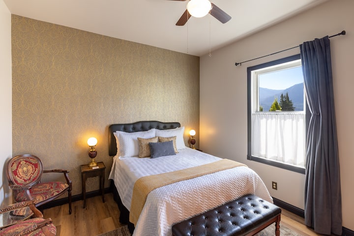 Historic Hotel Stevenson Room 1 - Carson, WA