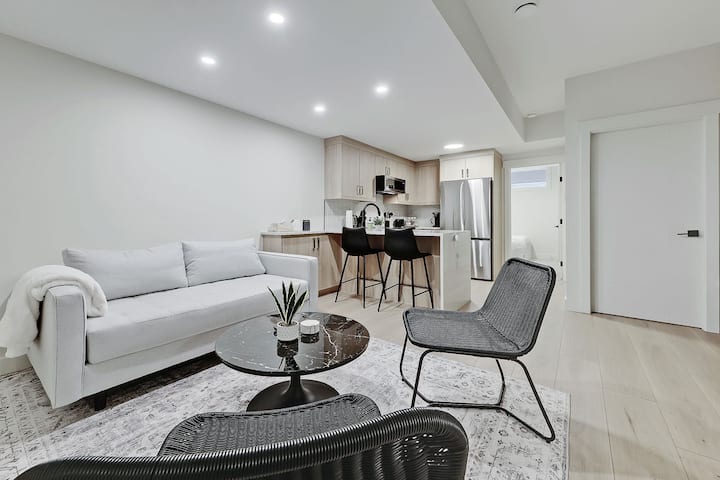 Modern & Relaxing Suite - Full Kitchen - King Bed - Calgary
