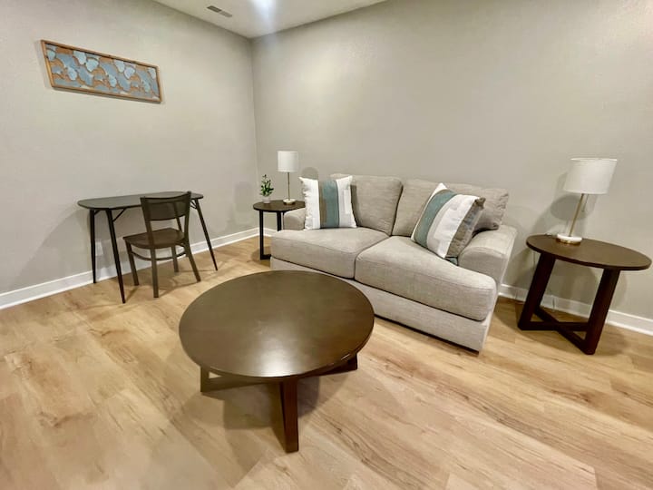 Aksarben Area-modern & Spacious - Omaha, NE