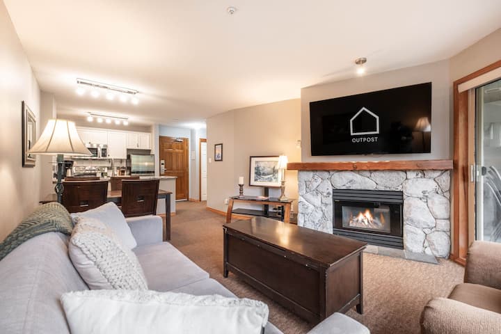 New Condo | Ski-in/ski-out | Shared Pool & Hot Tub - ウィスラー