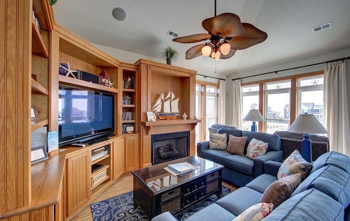 Sound View Oasis: Pool, Tiki, Elevator, & Sunsets - Outer Banks, NC