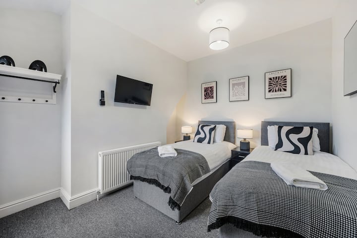 Anfield Cosy Stays | Air Host & Stay | Sleeps 14 - Formby