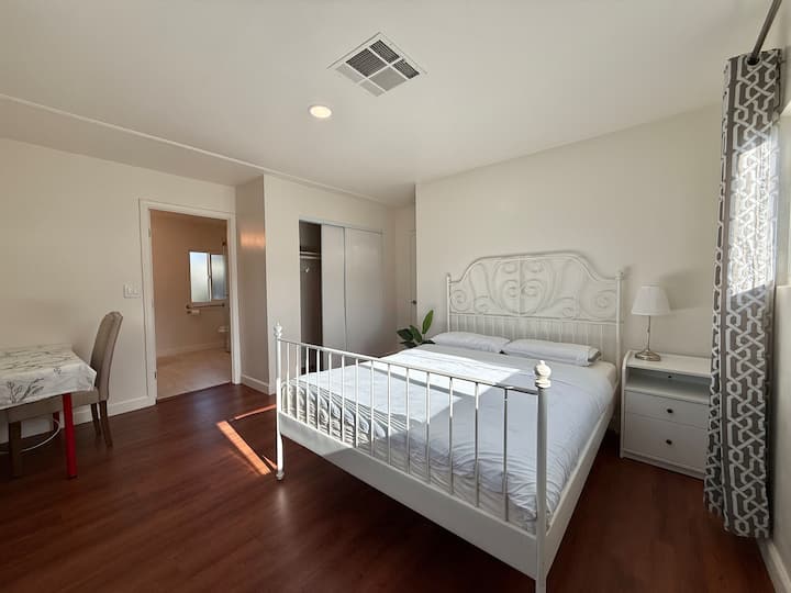 Irvine, Private Room W/ Bathroom - Irvine, CA