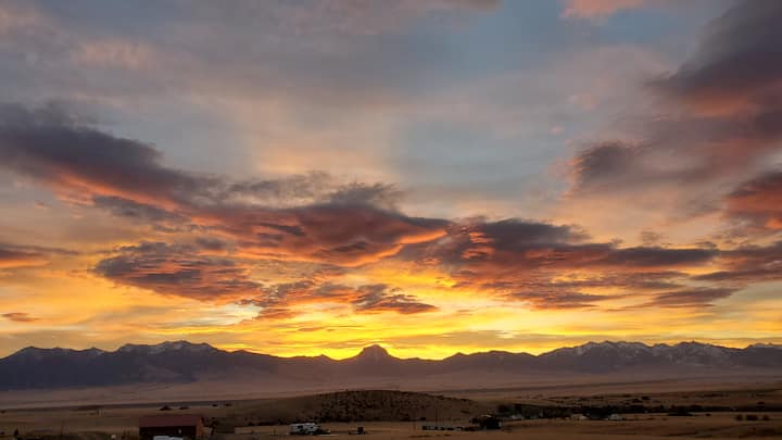 Gravelly Range Retreat - Blue Room - Ennis, MT