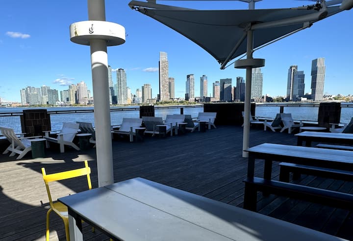 Spacious Master Bedroom In Shared Riverfront Apt - New York City