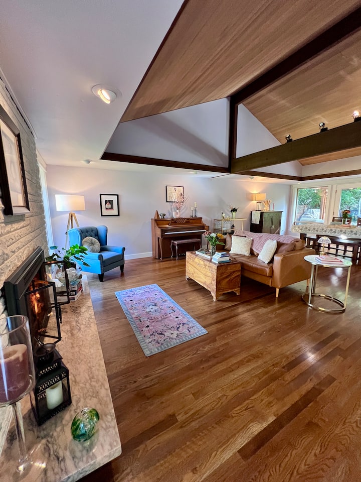 Mid-century Modern Designer Home - Kent, WA