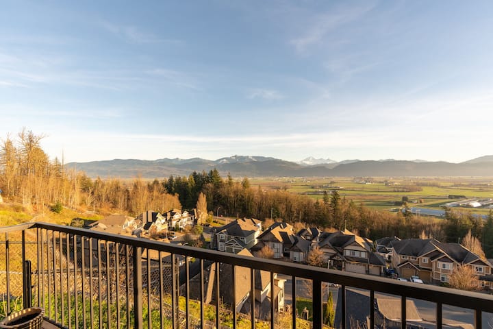 Luxury View Home - Abbotsford