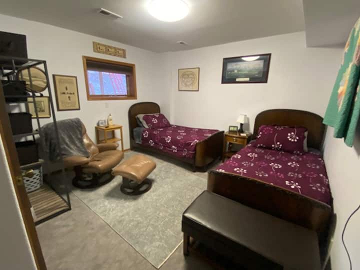 Twin Beds W/stand Up Closet, Easy Chair, Roku Tv - Palmer, AK