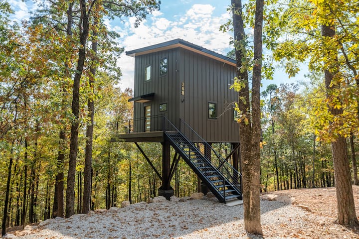 The Swallow Treehouse, Sleeps 6 - Hot Springs, AR
