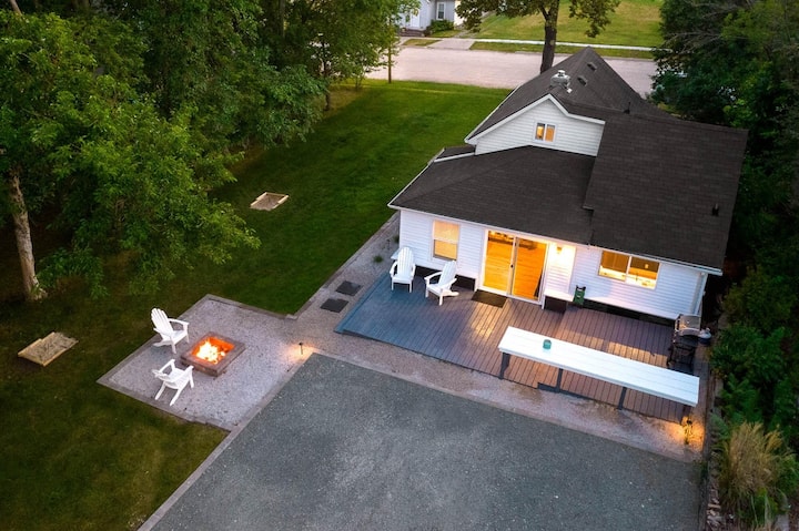 Hometown Haven- 3 Bedroom, Large Yard, Firepit - Ames, IA