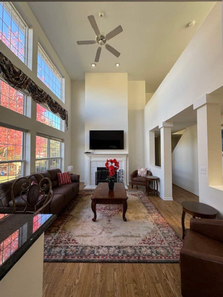 Spectacular Home, Pool Table,6 Tvs,king/queen Beds - Algonquin, IL