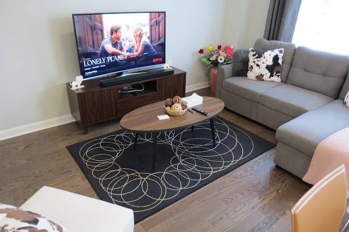Executive Town Home, 3 Bedrooms, 1 King Size Bed - Kanata