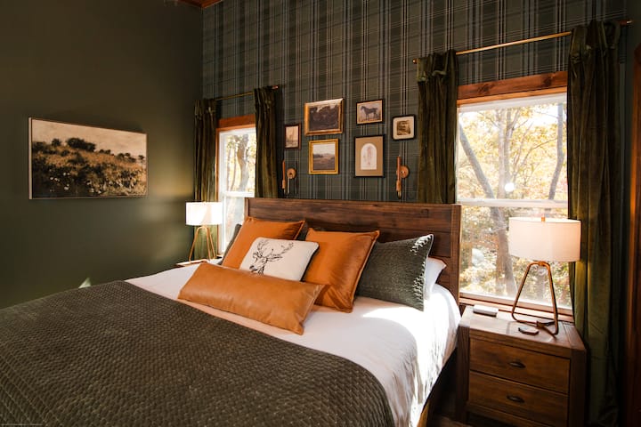 Luxury Mountain Cabin | Hot Tub + Fireplace - Ellijay