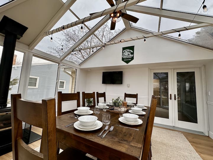 Packer Pilgrimage 1 - Sunroom + Pet Friendly - Green Bay, WI