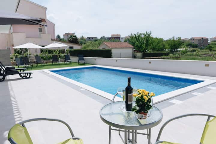 Villa With Pool | 8 Rooms, 5 Baths | Groups - Omiš