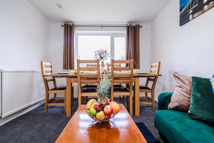 Mayflower 5-bed In Hemel : Contractors, Families - Hemel Hempstead