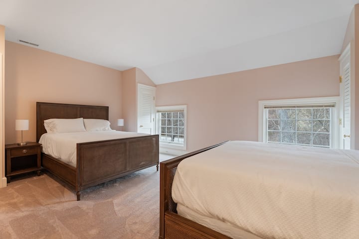 Ithaca Room - Two Queen Beds And Private Bath - Ithaca