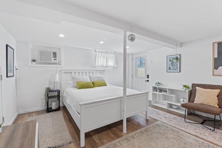 Cozy Chic Studio | Prime Austin Location - Austin