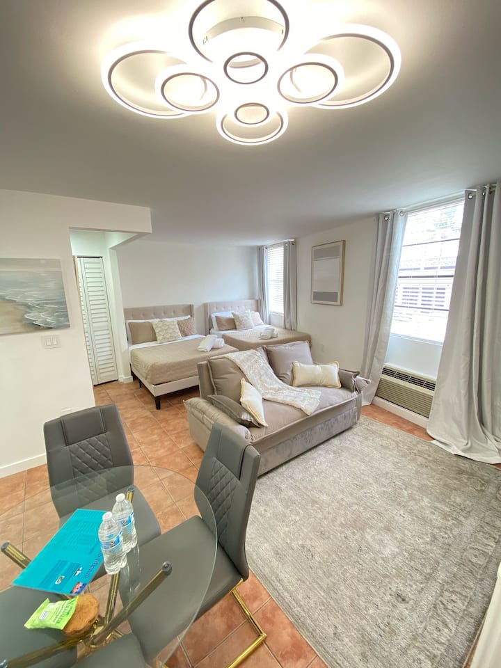 Vibrant Studio Steps From The Beach In South Beach - Miami Beach