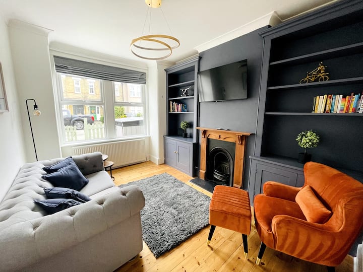 Home From Home Sleeps 6 Close To Station - London