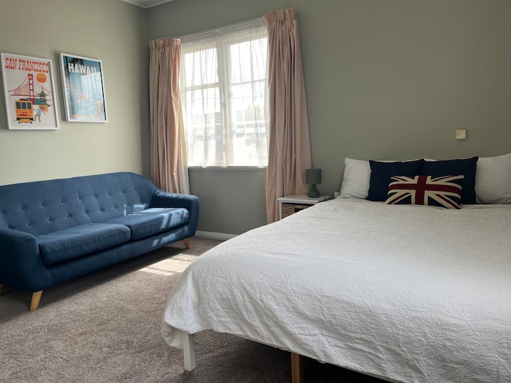 Sunny Queen Size Bedroom - Christchurch