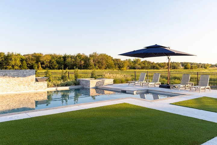 1 Pool+3 Homes+6 Baths+9 King Beds - Round Top, TX