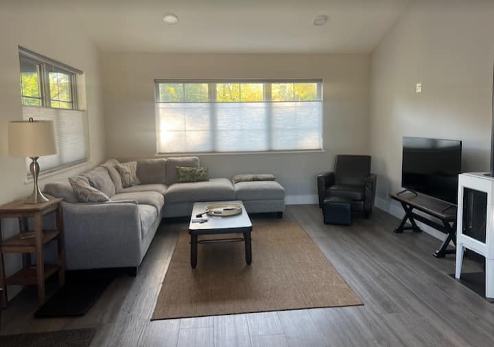 New Hailey Apt Next To Bike Path - Bellevue, ID