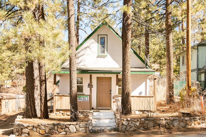 The Little White Cottage W/ Spa ~ Walk To Village - Big Bear