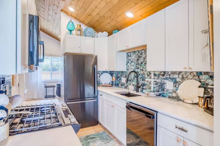 Tiny Tide -Stylish Home-steps To The Beach - Rockaway Beach, OR