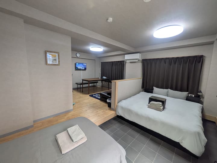 新宿歌舞伎町まで3駅/最寄駅まで徒歩約3分/ 最大6人/広々大きなベッドのある1階の部屋 103号室 - Shinjuku Station