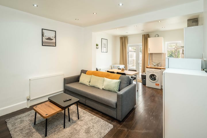 Lovely 3 Bed House In Feltham - Twickenham