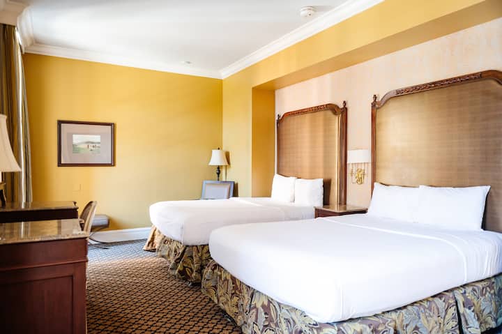 The Lafayette By Kasa | Double Queen Room - New Orleans, LA