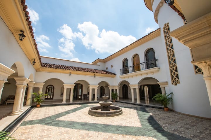 Hacienda En El Corazón De Cali - Cali