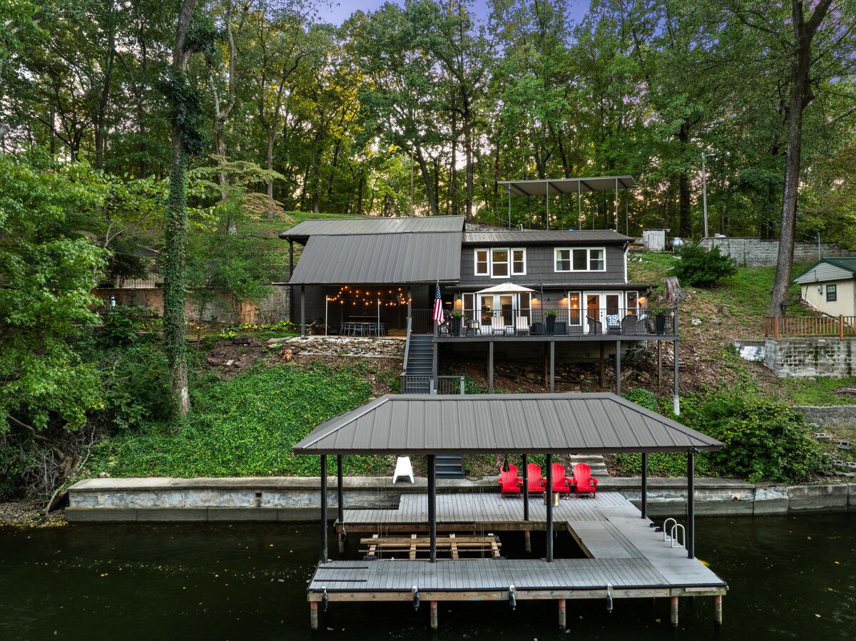 Modern lakefront retreat w/ stylish decor & views - Houses for Rent in ...