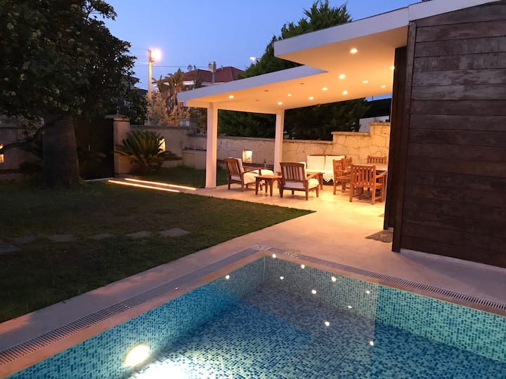 Deniz Kenarında Ilıca Yelken Kulubü Karşısı Villa - Çeşme