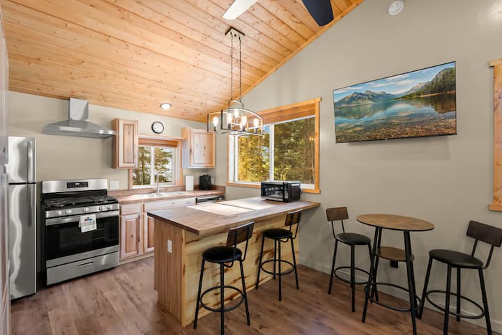 Brand New, Cozy Glacier Cabin - West Glacier, MT